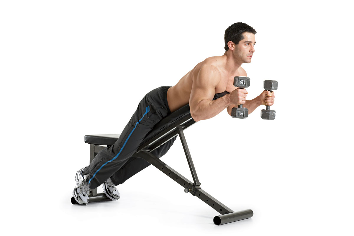 Para unos brazos fuertes practica el curl martillo de bíceps declinado