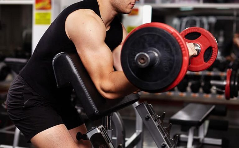 ¿Cómo hacer Curl de bíceps predicador con agarre inverso?
